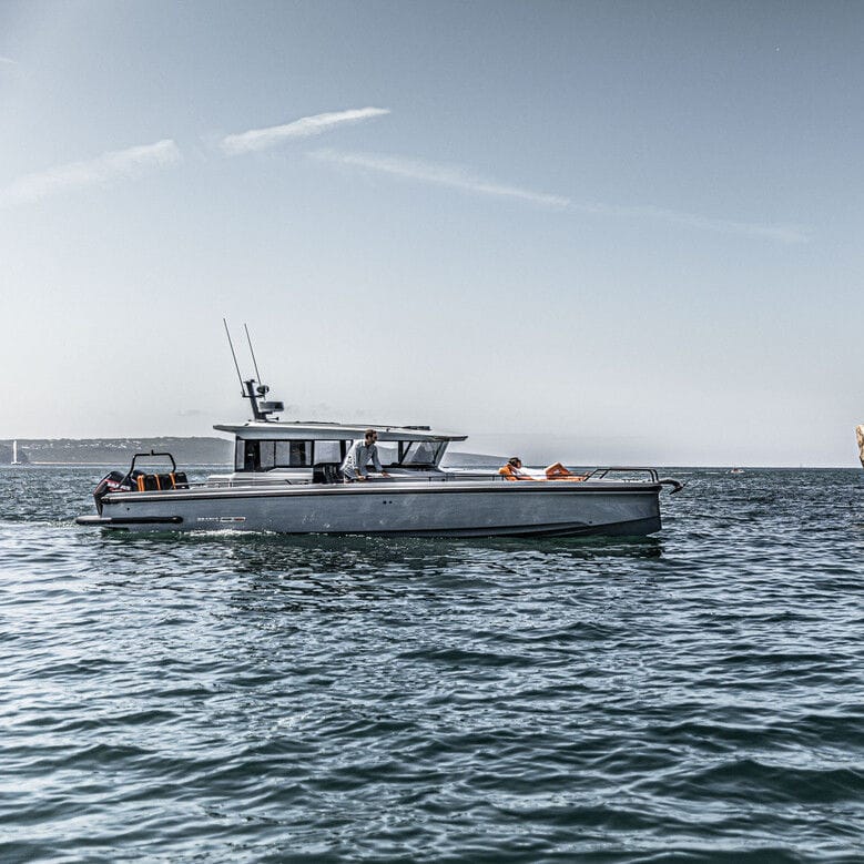 Vedette hors-bord - Shadow 900 XC Cross - Brabus Marine - bimoteur ...