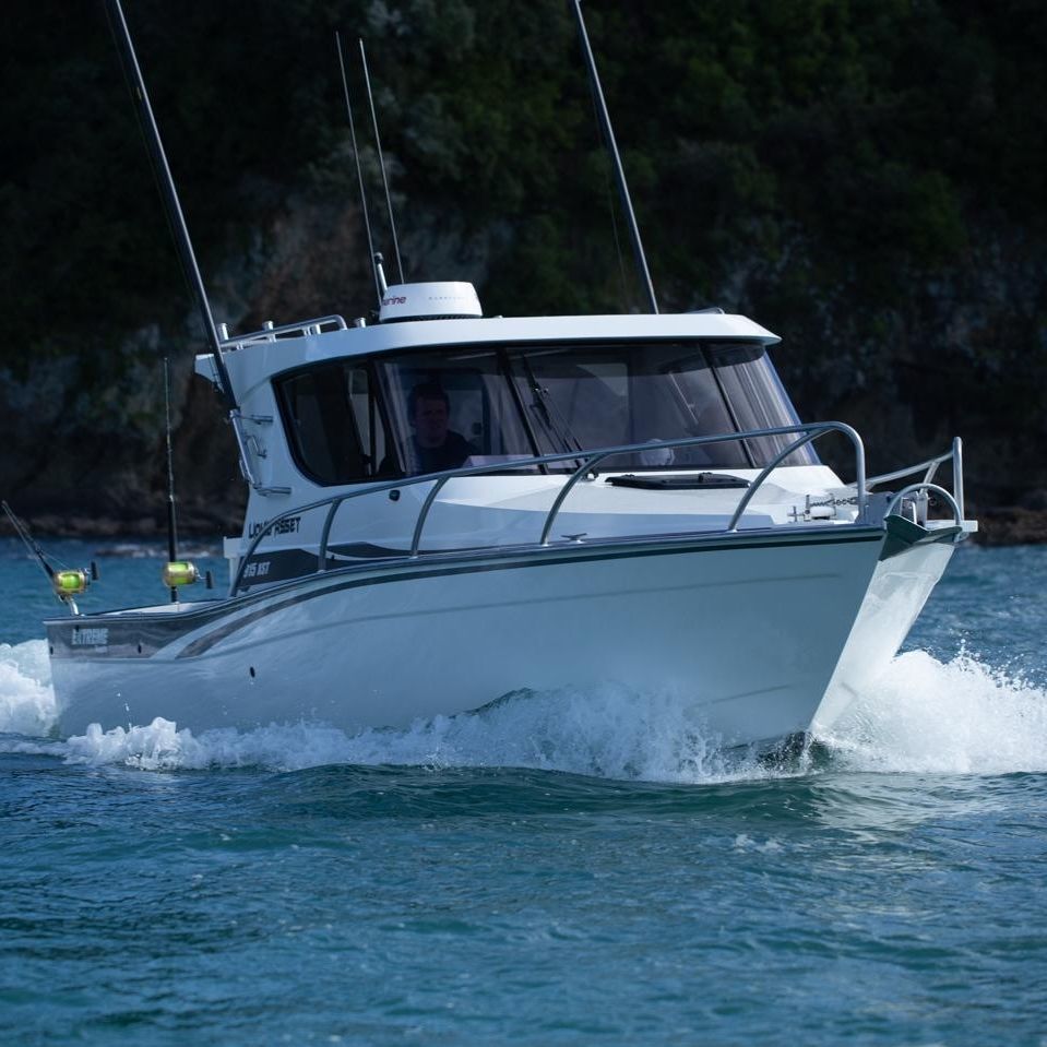 Cabin-cruiser in-bord - 915 XST - Extreme Boats EU Ltd. - diesel / avec ...