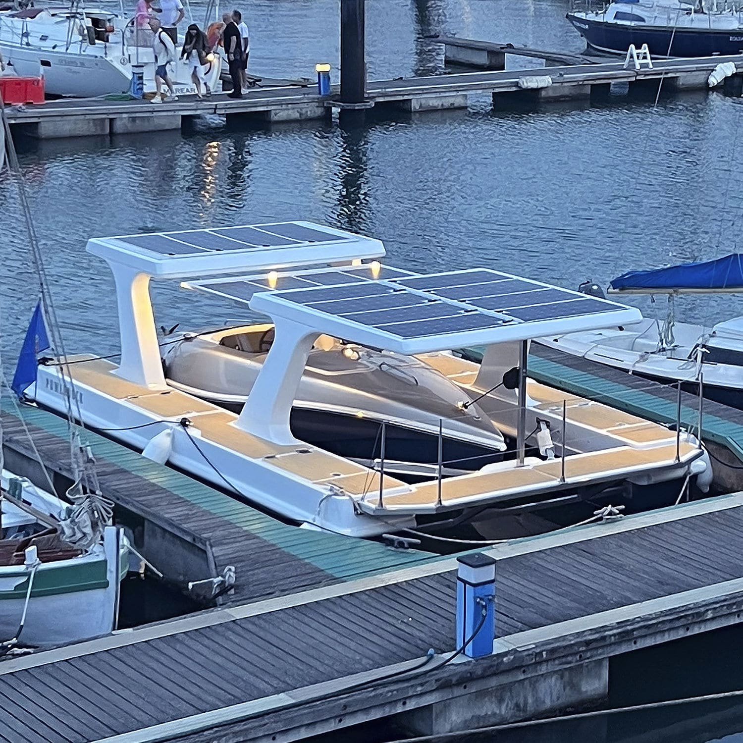 Système mobile de ponton pour bateau électrique - Powerdock ...