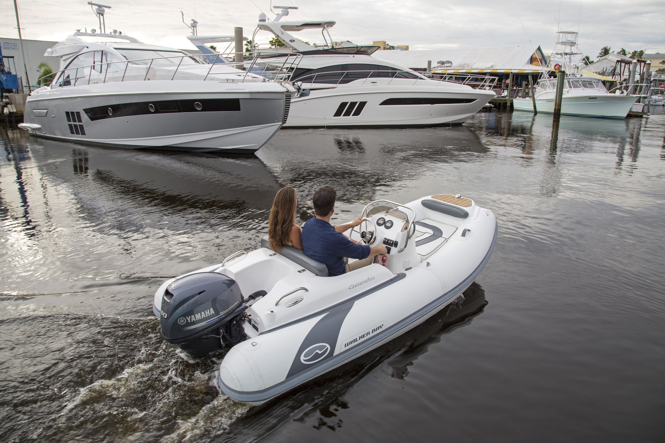 Bateau pneumatique hors-bord / semi-rigide / à console centrale ...