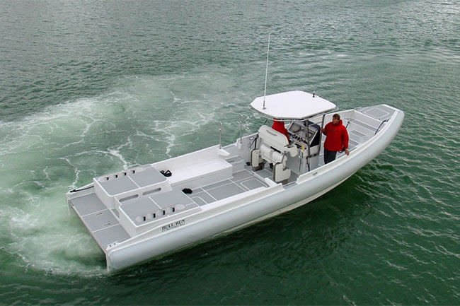 Bateau pneumatique in-bord - T/T Battered Bull - McMullen & Wing - semi ...