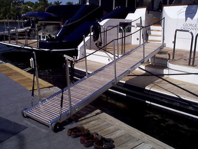 Passerelle pour bateau - Mar Quipt - pliante / manuelle / avec main ...