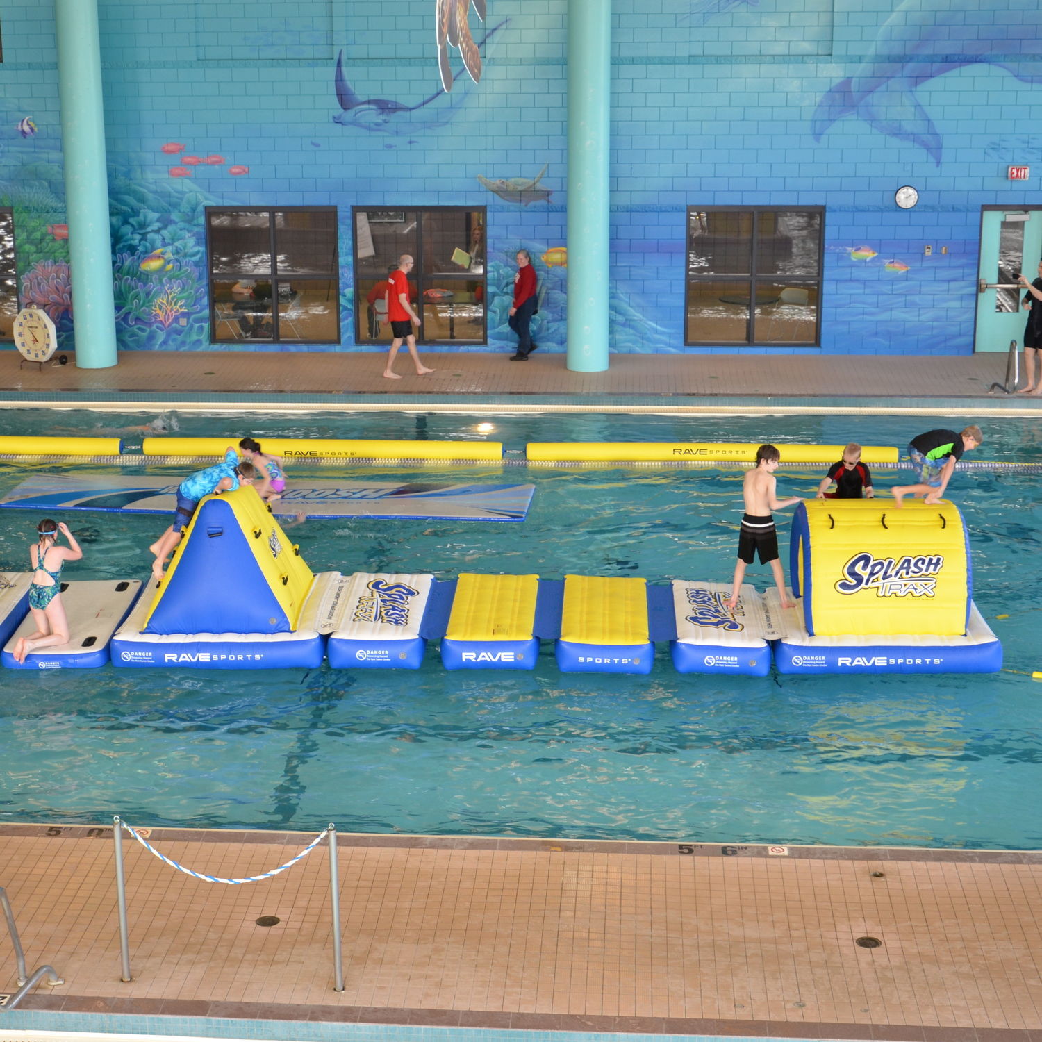 Jeu aquatique plateforme - Splash Trax Pool Course - RAVE Sports ...