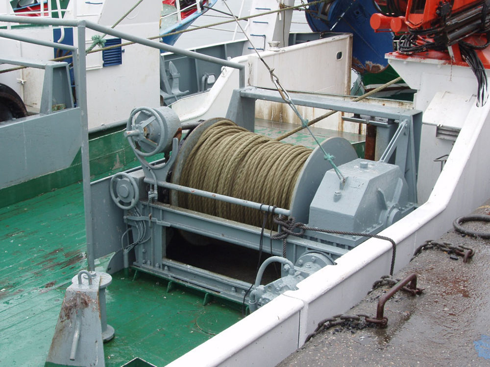 Treuil pour navire / de chalut / à entraînement hydraulique / à moteur ...