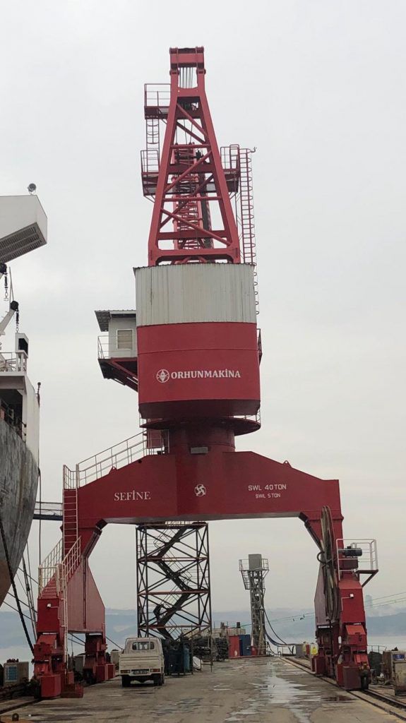 Grue pour quai - Orhun Makina - à flèche relevable / orientable