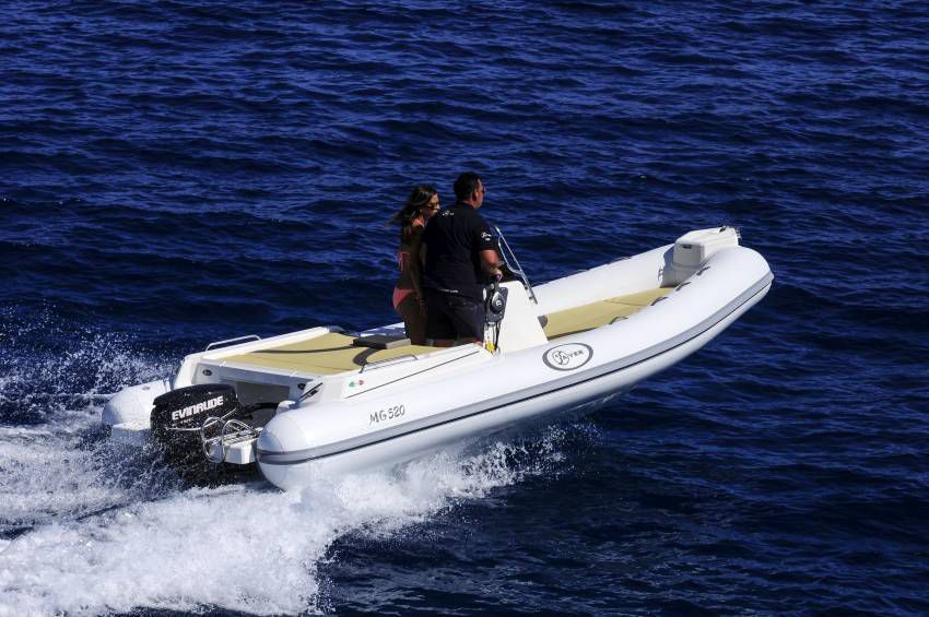 Bateau pneumatique hors-bord / semi-rigide / à console centrale / max ...