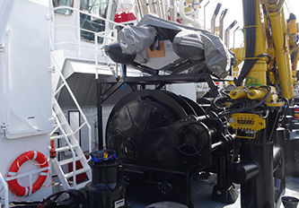 Treuil pour navire / pour remorqueur / de remorquage / à entraînement ...